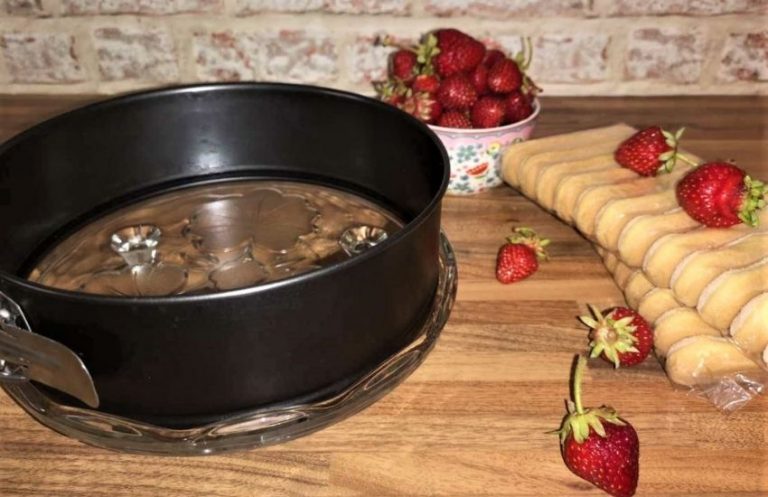 Ladyfinger Strawberry Cheesecake Easy Recipe ⋆ The World Is an Oyster